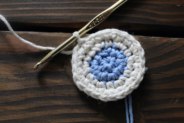 How to Color Change in the Round: Crochet Tutorial - God's Gift of ...